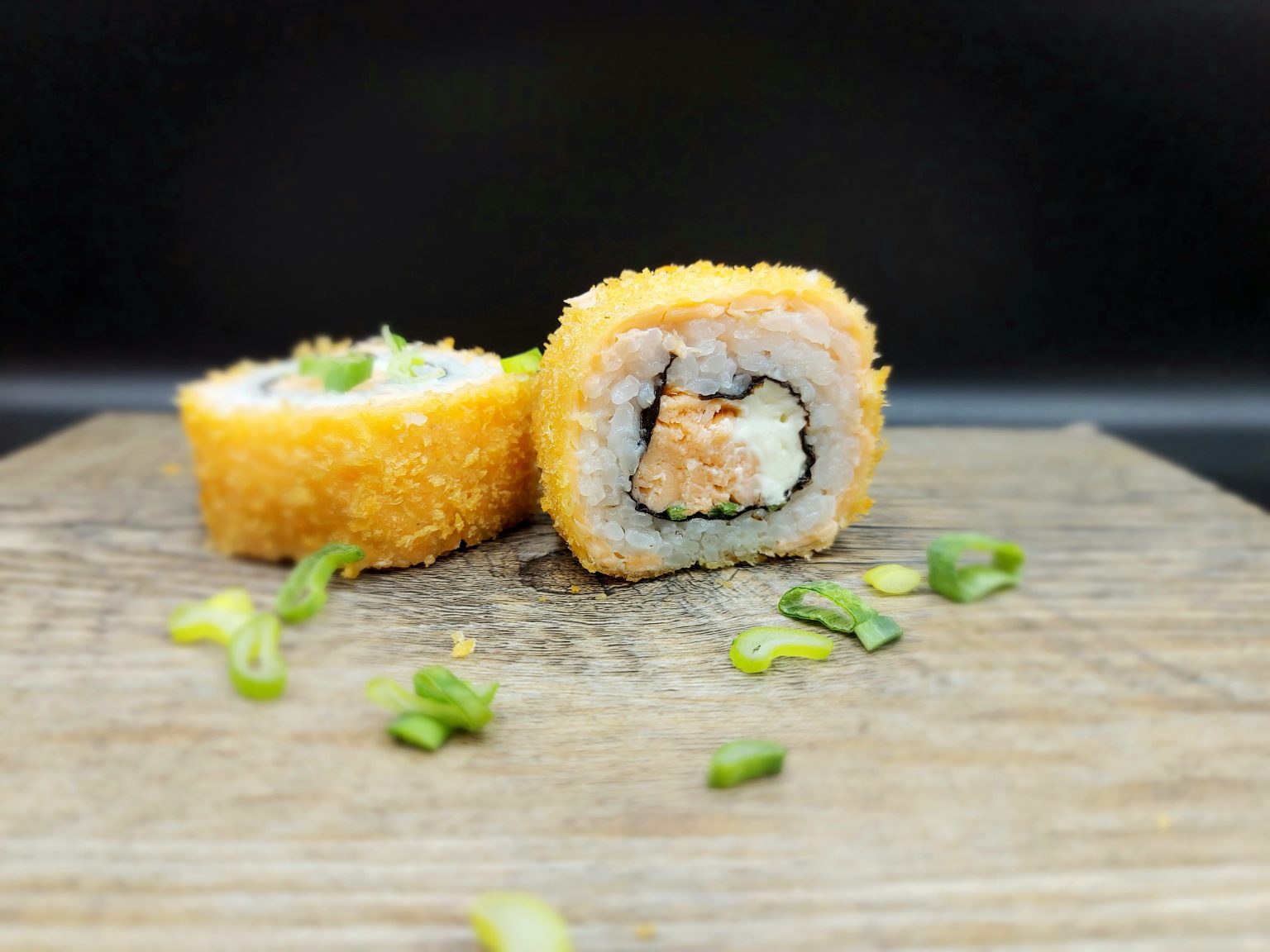 Sake Furay ( Salmon queso cebollín envuelto en Salmon) – TAKO – Sabor a Mar